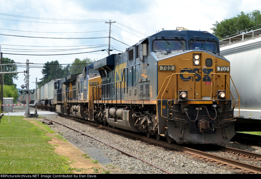CSX ES44AH 702 leads 072